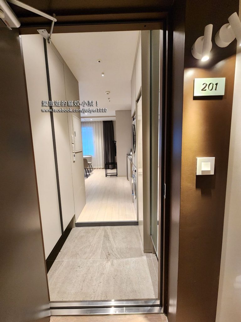 首爾住宿 \ THE CONNOISSEUR Residence Hotel，有洗衣機 烘衣機 LG蒸氣電子衣櫥，近地鐵國會議事堂站，附近有6007機場巴士，交通方便！ - 愛旅遊的貓奴‧小梨