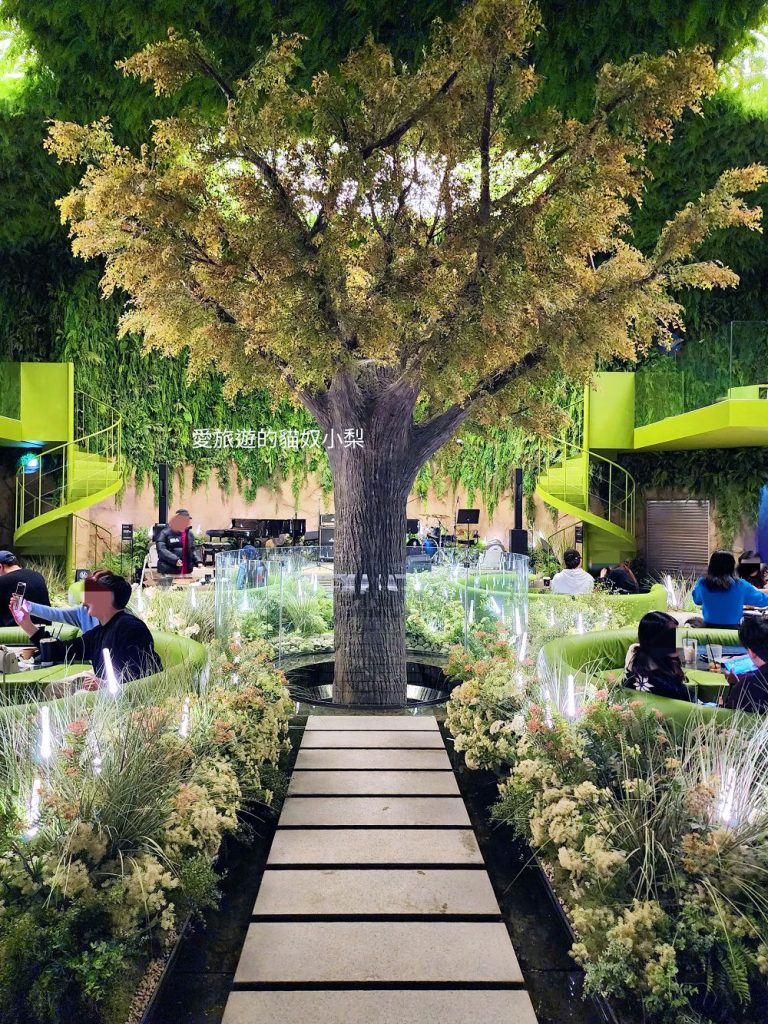 仁川咖啡廳 \ MADE林 仁川機場旁由百年教堂改建的咖啡廳，森林館 彩繪玻璃好拍到爆！ - 愛旅遊的貓奴‧小梨